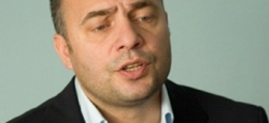 Oktay Kaynarca, eşi Melek Angun’dan tek celsede boşandı - OGÜN Haber ...